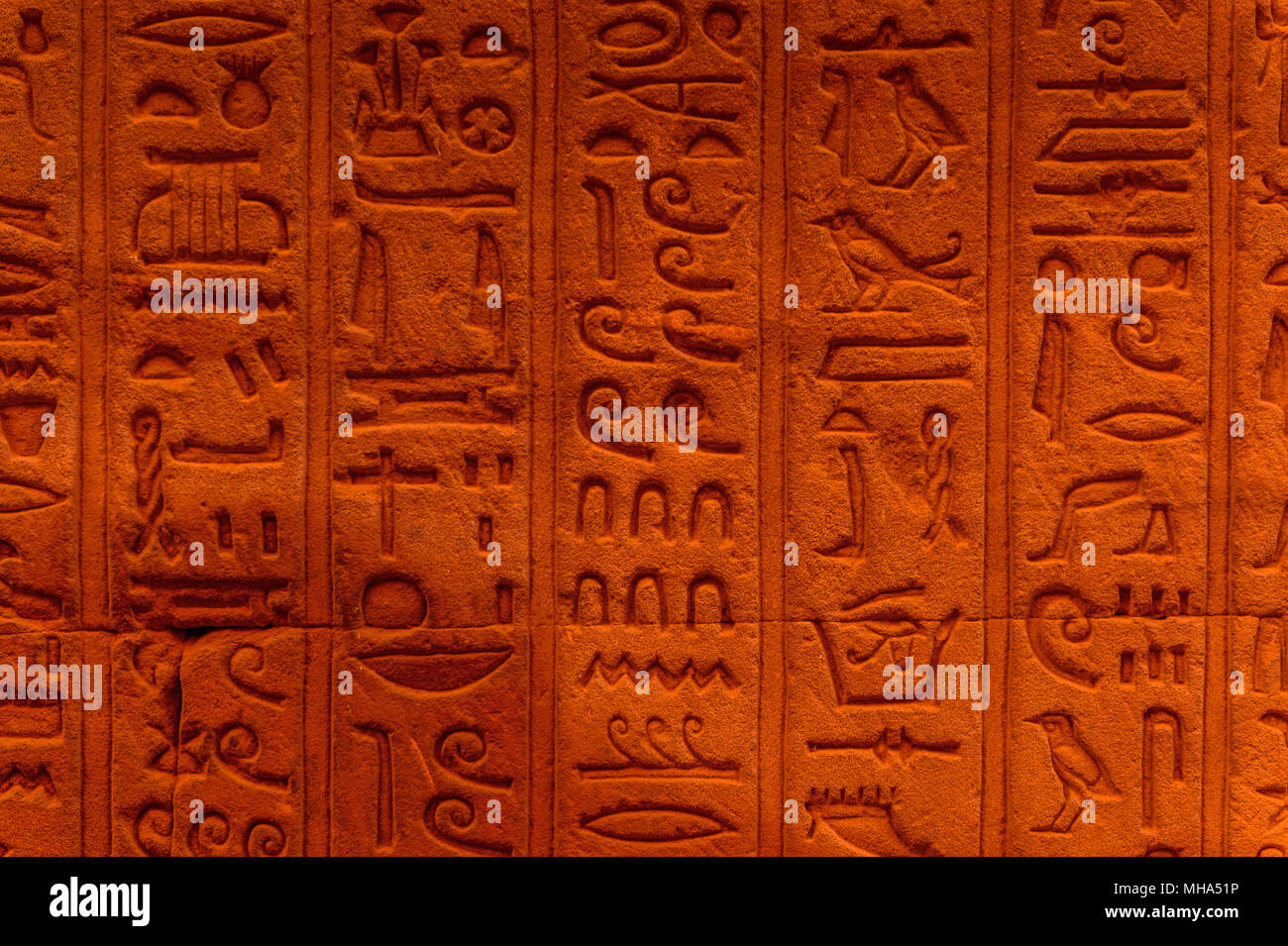 Gut erhaltenen alten echten ägyptischen Hieroglyphen an der Wand in ...