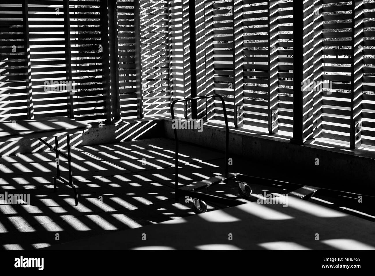 Lagerraum Innenraum mit Licht Muster erzeugen geometrische Formen Muster von Licht und Schatten ...