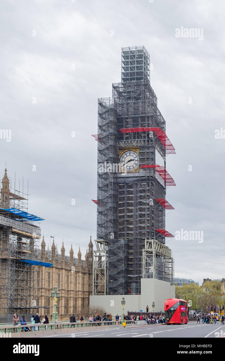 Von Westminster Bridge das Elizabeth Tower und Big Ben in Gerüst als ...
