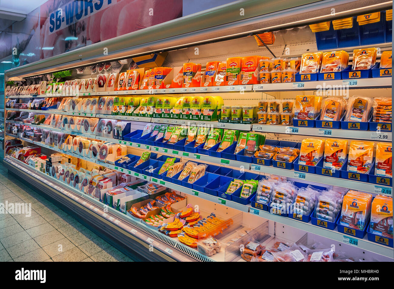 Supermarkt regal display -Fotos und -Bildmaterial in hoher Auflösung ...
