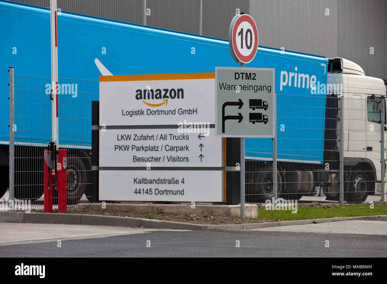 Amazon Prime Fahrzeug fährt auf die Amazon Logistikzentrum DTM 2 ...