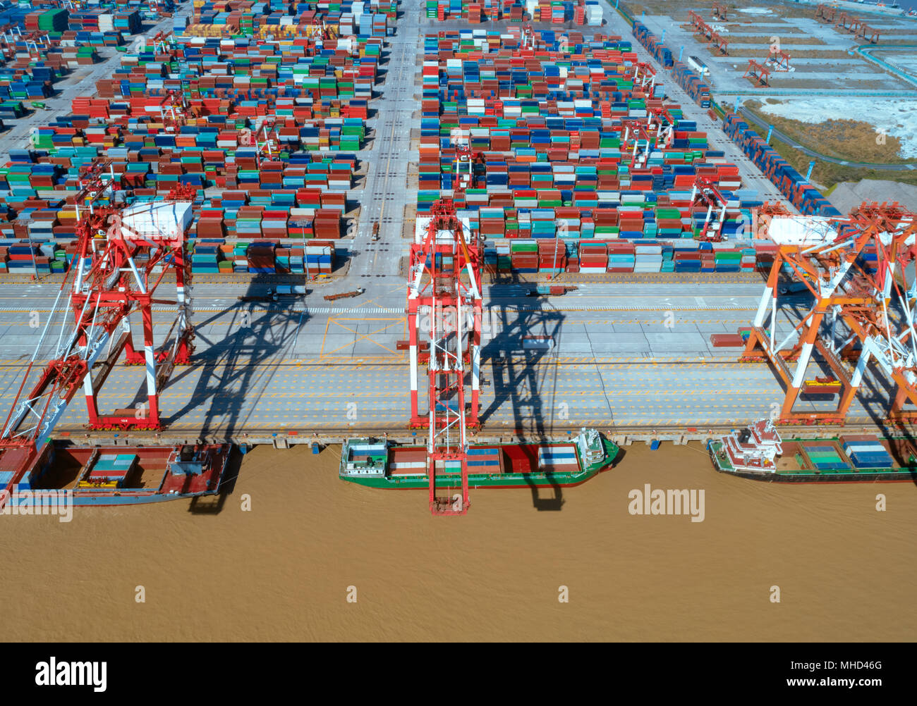 Yangshan container port shanghai china -Fotos und -Bildmaterial in ...