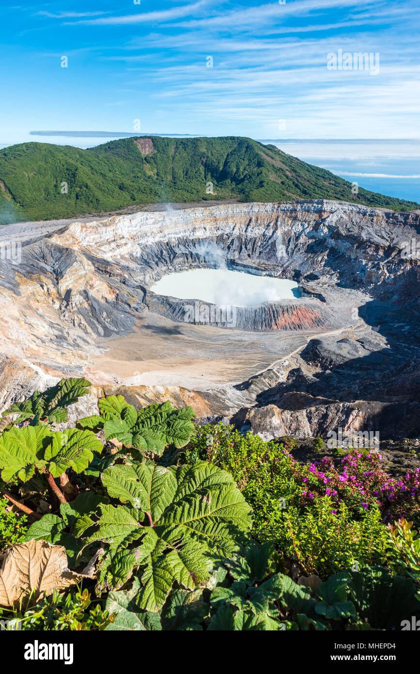 Vulcan vulcano poas national park -Fotos und -Bildmaterial in hoher ...
