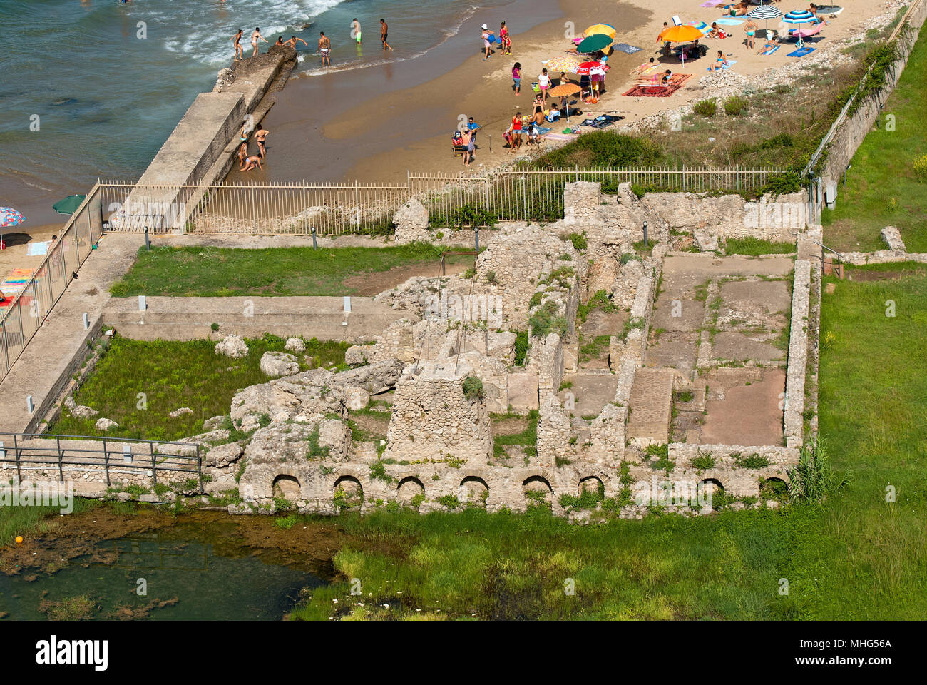 Parco regionale riviera di ulisse -Fotos und -Bildmaterial in hoher ...