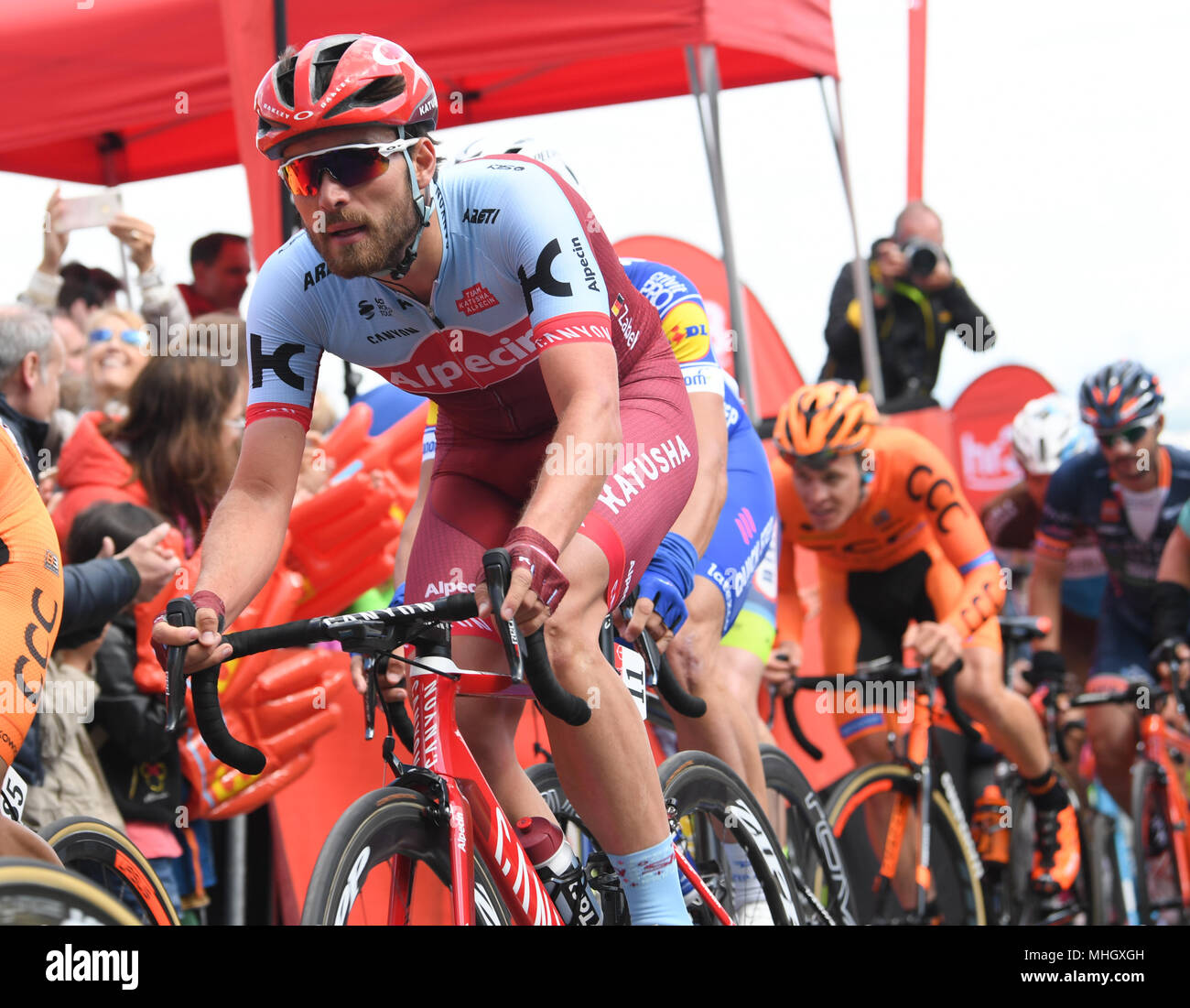 01. Mai 2018, Deutschland, Koenigstein-Mammolshain: Das Peloton mit Rick Zabel (L) des Team ...