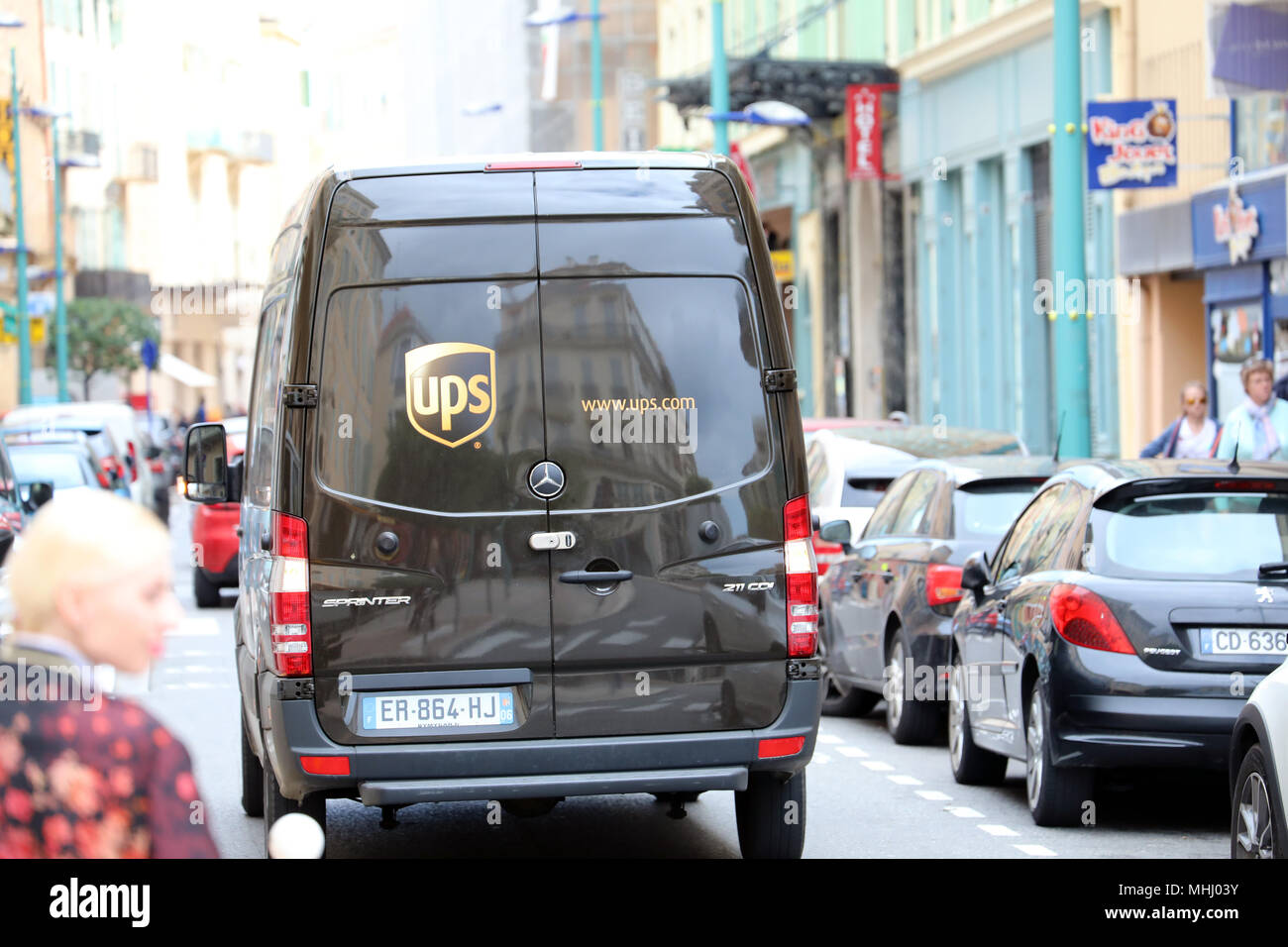 Ups delivery person -Fotos und -Bildmaterial in hoher Auflösung – Alamy