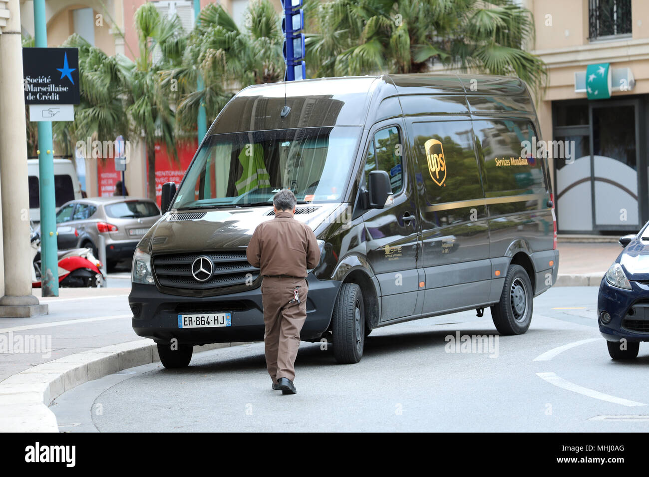 Ups delivery person -Fotos und -Bildmaterial in hoher Auflösung – Alamy