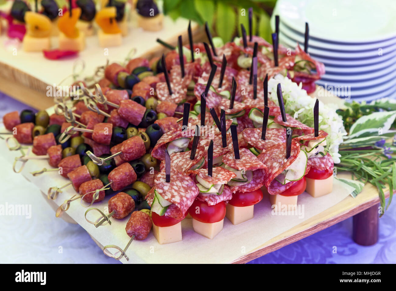 Auf Spieße mit Salami und Oliven, Salami, Tomate und Käse auf einem ...