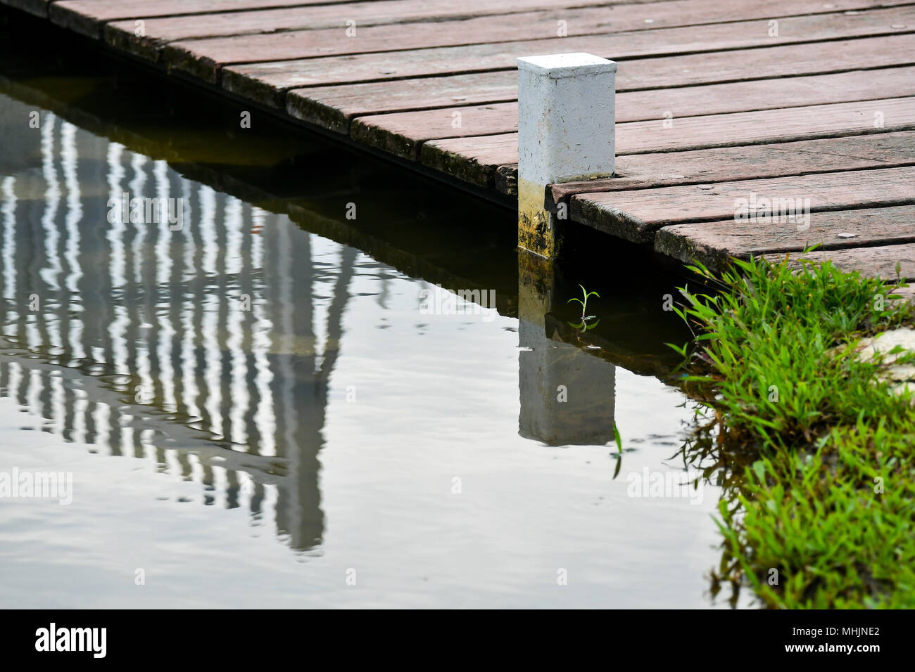 Holzplattform reflexion -Fotos und -Bildmaterial in hoher Auflösung – Alamy