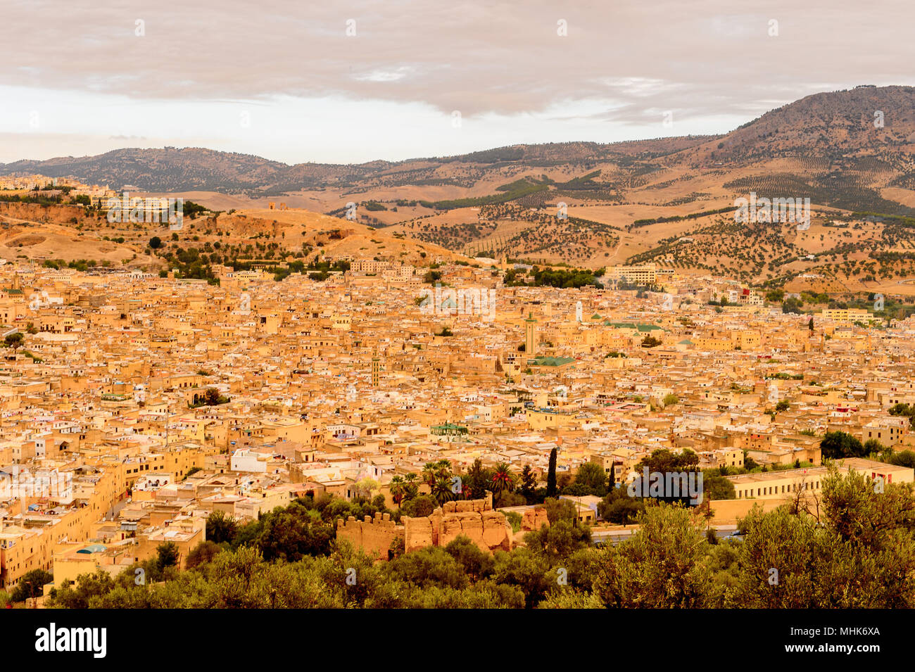 Architektur von Fes, die zweitgrößte Stadt Marokkos. Fez war die ...