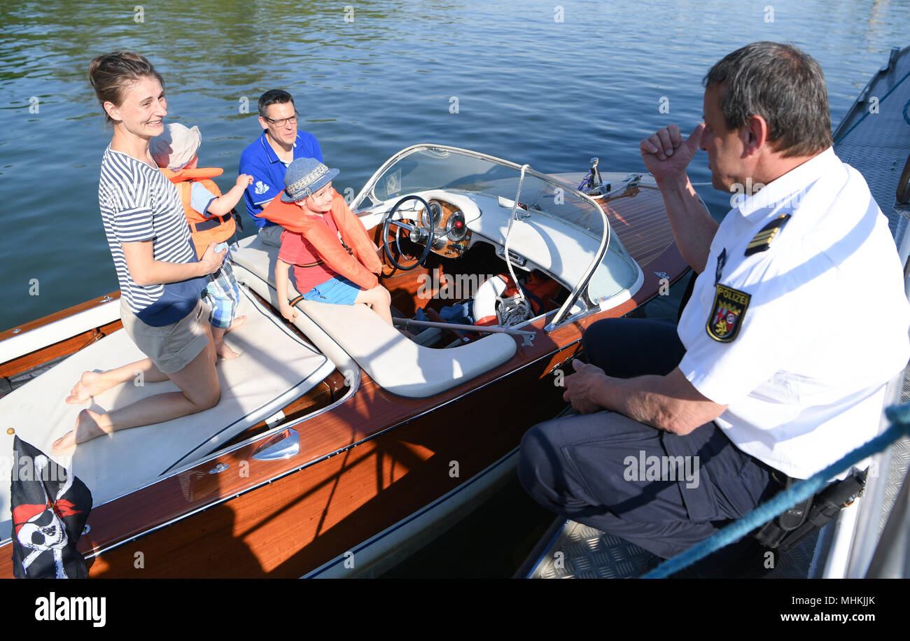 20 April 2018, Mainz, Deutschland: Chief Inspector Thomas Spindler (r ...