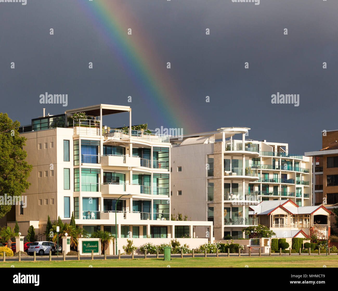 Luxus Apartments in South Perth Esplanade mit einem Regenbogen Overhead ...