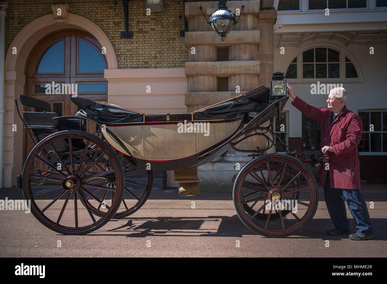 Martin Oates, Senior Beförderung Restaurator, poliert die Ascot Landau ...