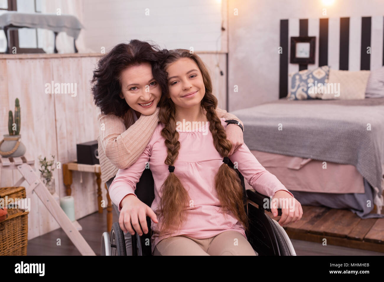 Positive Frau umarmen behinderte Mädchen Stockfotografie - Alamy