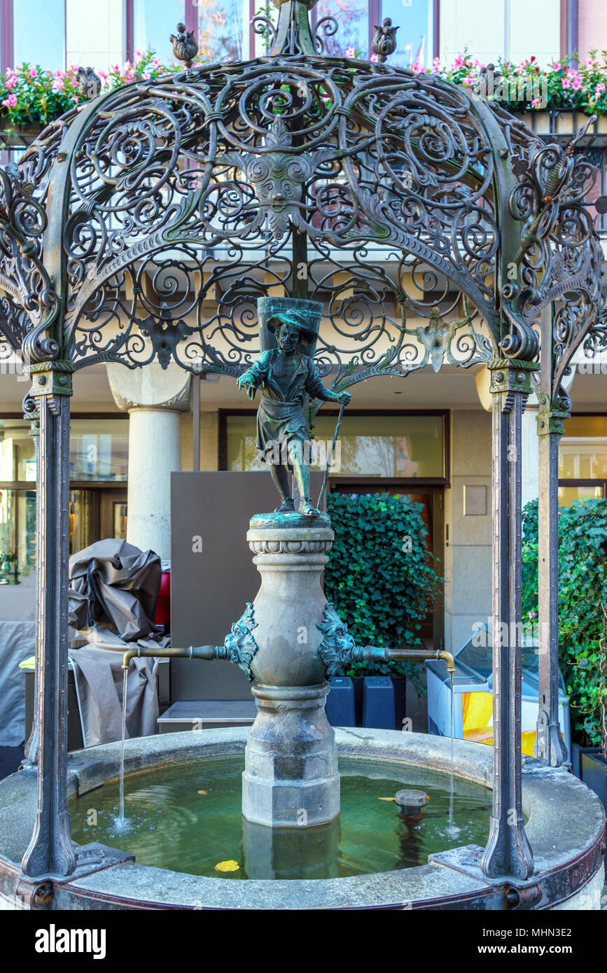 Alte Brunnen mit einer menschlichen Figur einer Wasser-Träger auf den ...