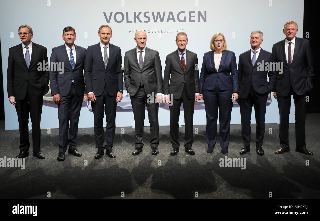 03. Mai 2018, Deutschland, Berlin: Mitglieder des Vorstands der Volkswagen AG posieren für die ...