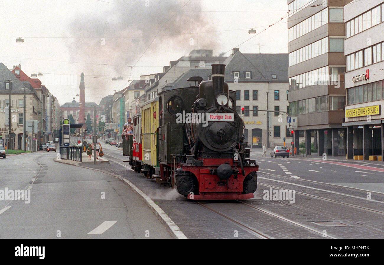 Auf den Schienen der Straßenbahn diese historische Dampflok am 27. Juli ...