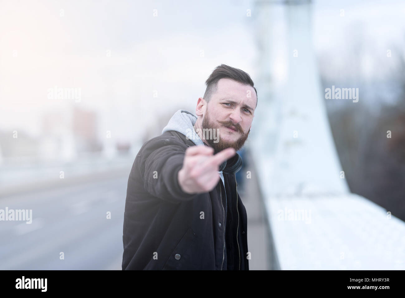 Mittelfinger Zeigen Stockfotos und -bilder Kaufen - Alamy
