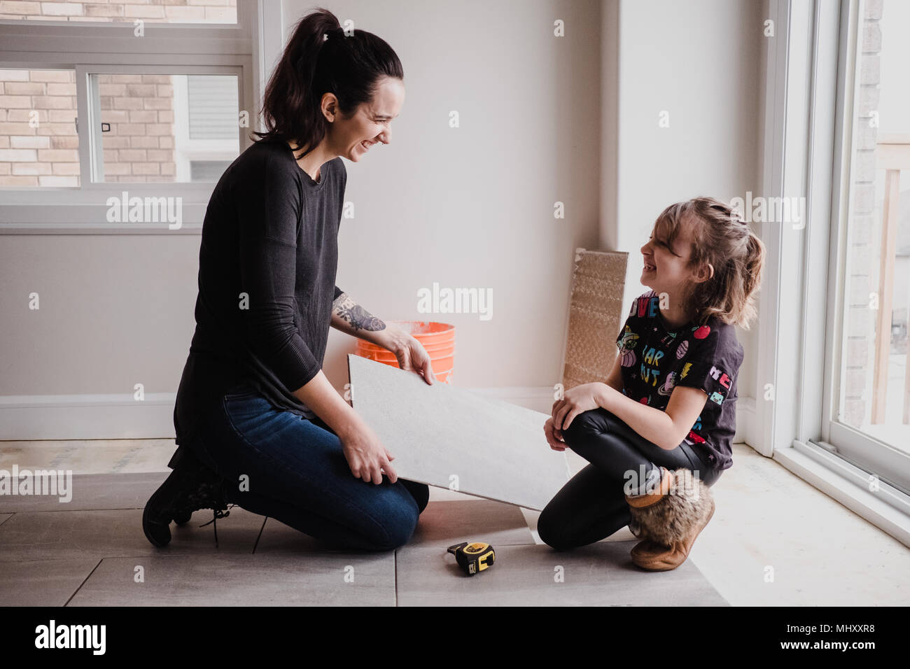 Helfende mutter -Fotos und -Bildmaterial in hoher Auflösung – Alamy