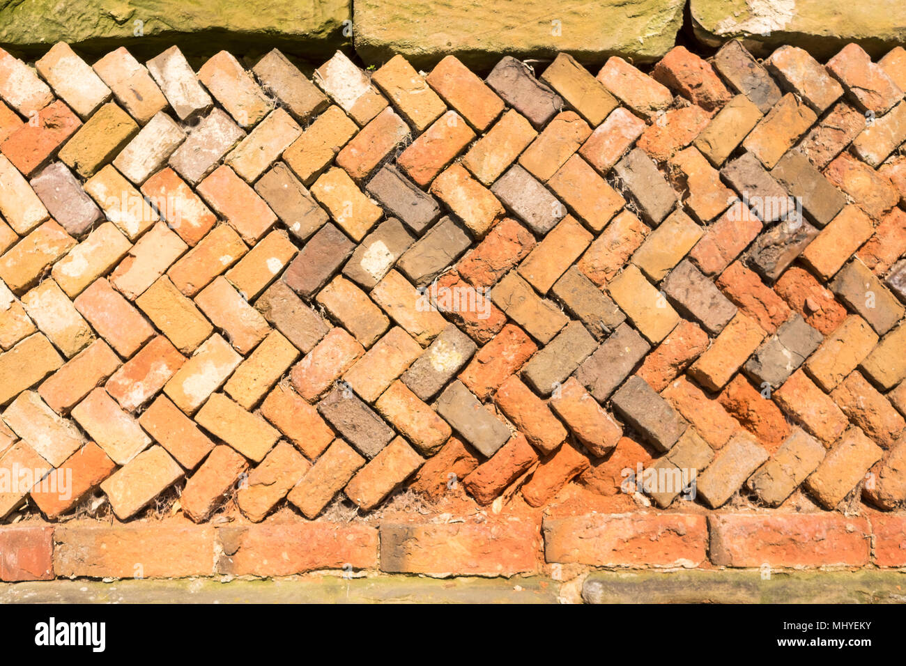 Zick zack ziegelmuster -Fotos und -Bildmaterial in hoher Auflösung – Alamy