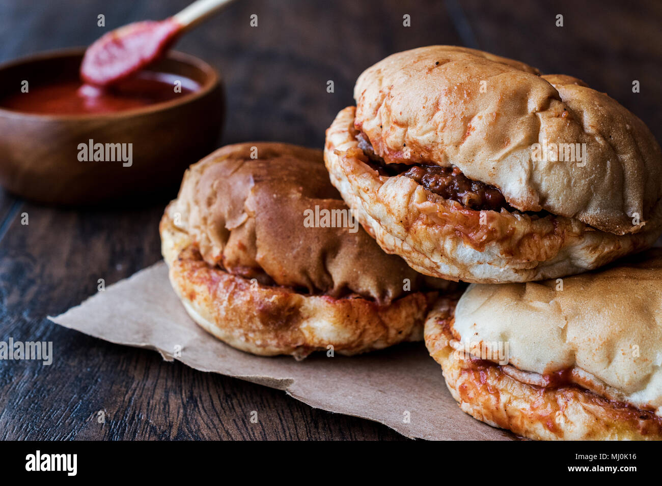 Türkische Nass Burger mit Sauce/islak Hamburger auf einer hölzernen ...