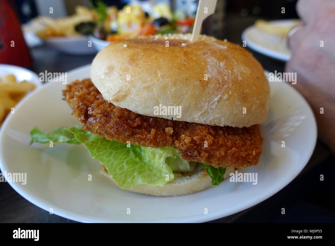 Hähnchen schnitzel Burger auf einem weißen Teller Stockfotografie - Alamy