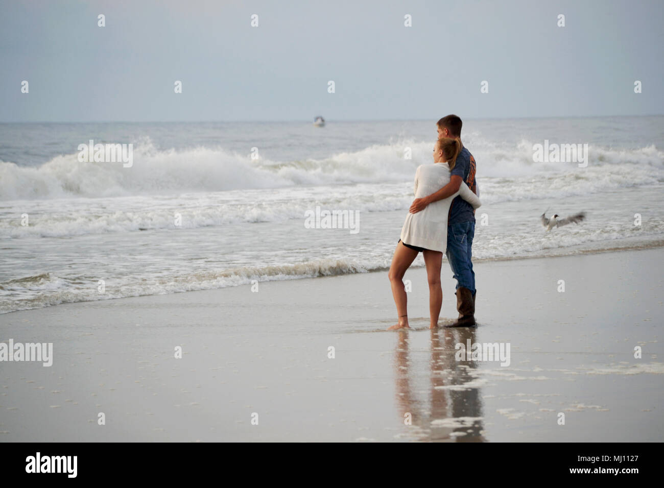 Liebespaar am strand -Fotos und -Bildmaterial in hoher Auflösung – Alamy