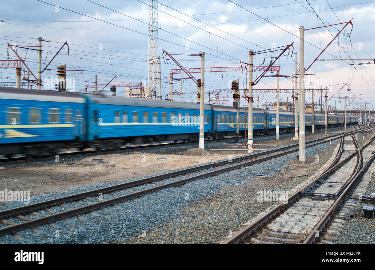 Eisenbahnschienenverkehr passagier signalschiene -Fotos und ...