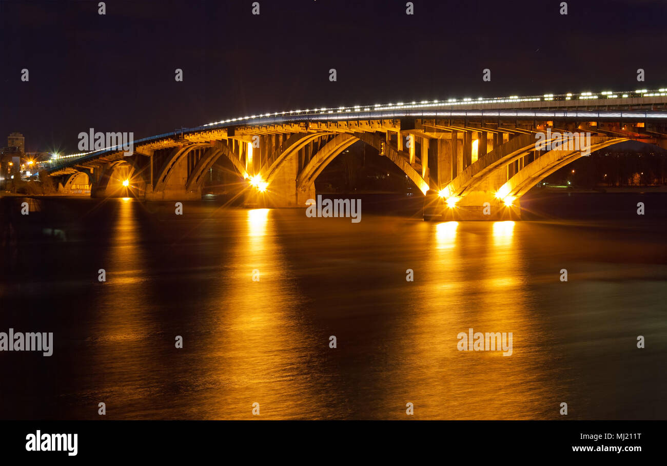 Metro train bridge -Fotos und -Bildmaterial in hoher Auflösung – Alamy
