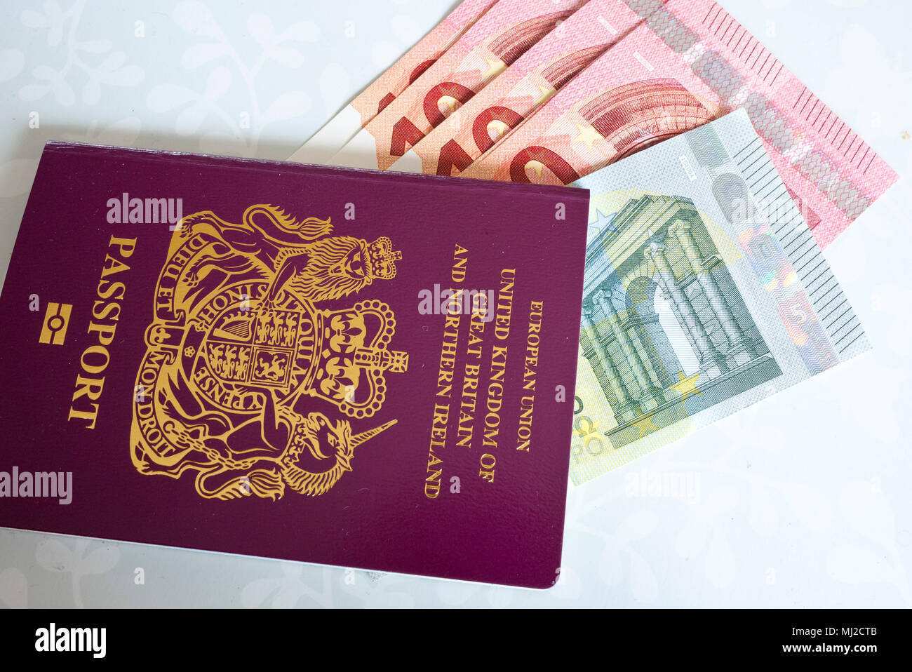 Uk pass und geld -Fotos und -Bildmaterial in hoher Auflösung – Alamy