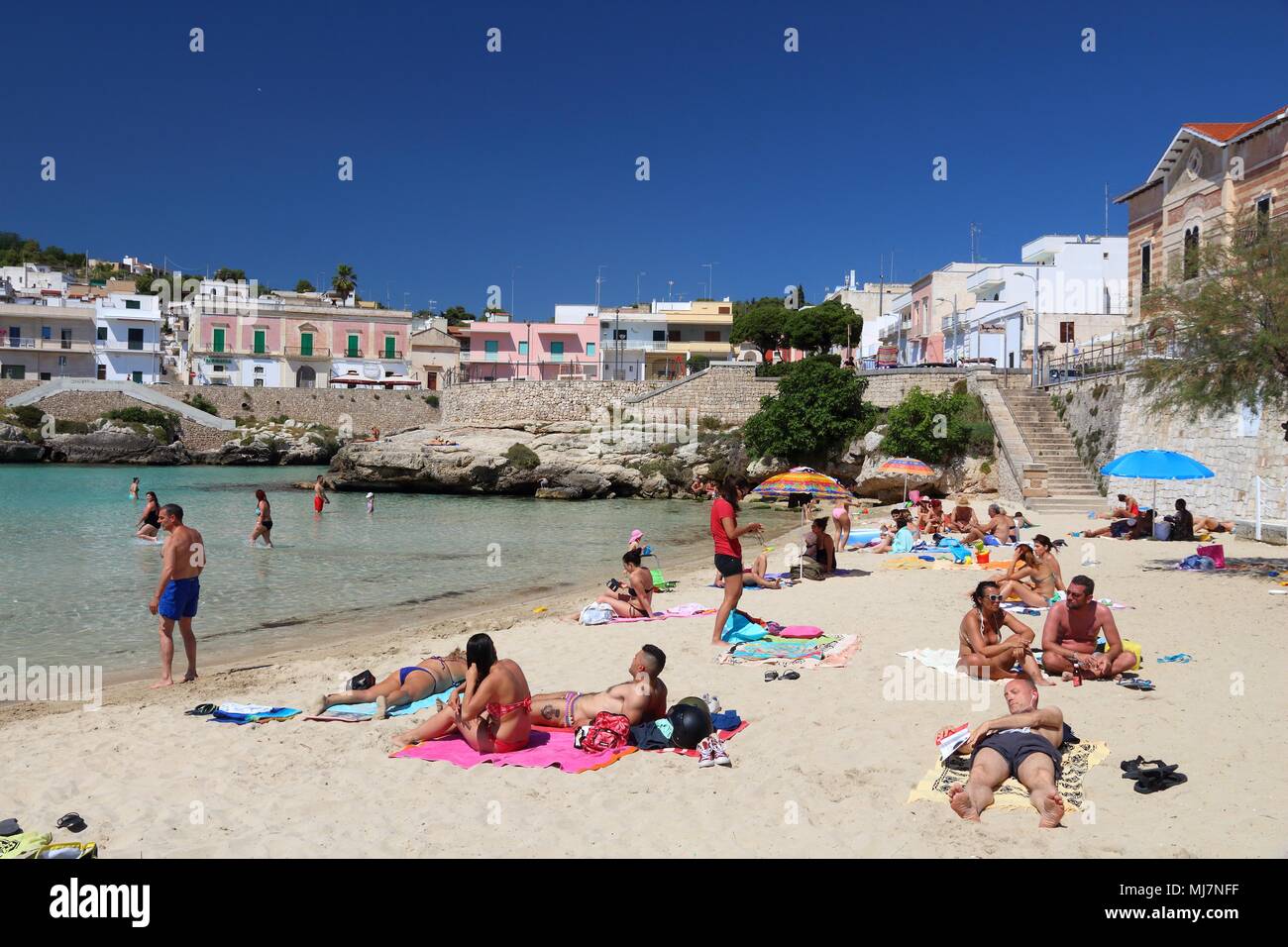 Apulien, Italien - Juni 2, 2017: die Menschen besuchen Santa Maria Al ...