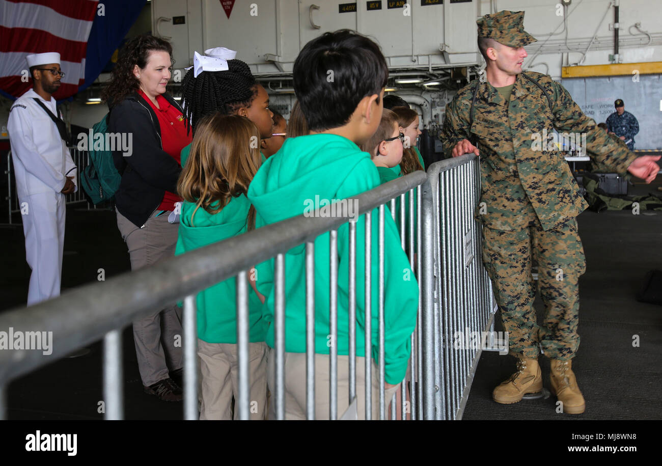 Us Marine canine Handler demonstrieren, wie sie die militärische Hunde ...
