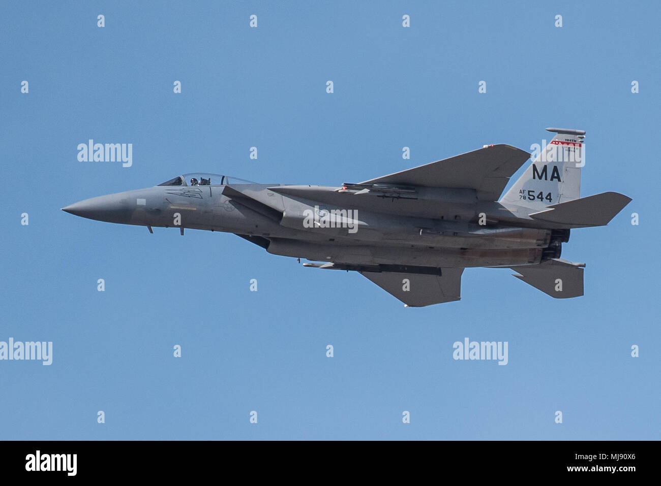 Eine F-15 Eagle aus der 104 Fighter Wing, Massachusetts Air National Guard, führt eine Antenne ...
