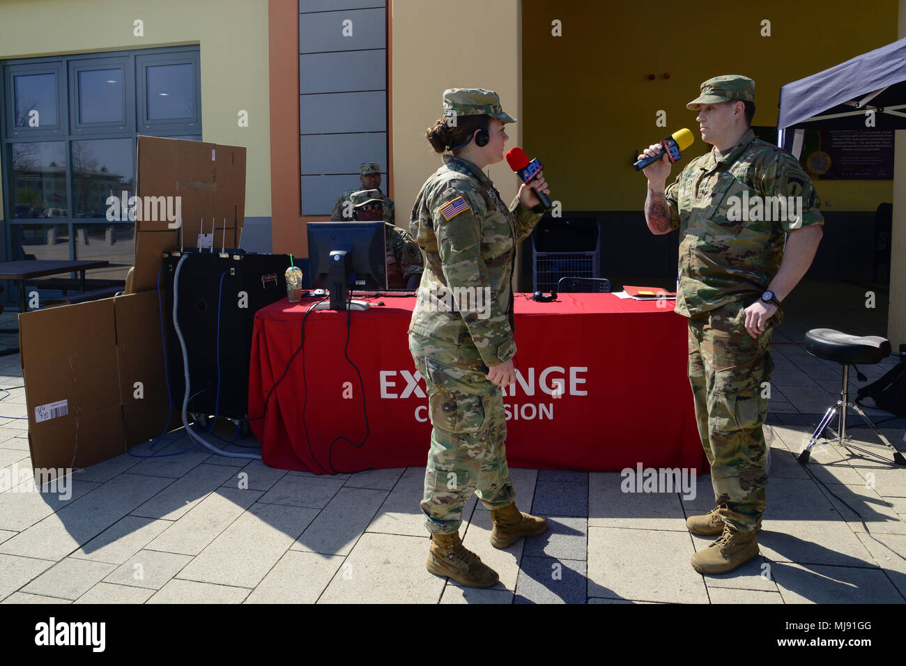 Us-Armee SPC. Taylor Gillespie, links, an American Forces Network (AFN ...