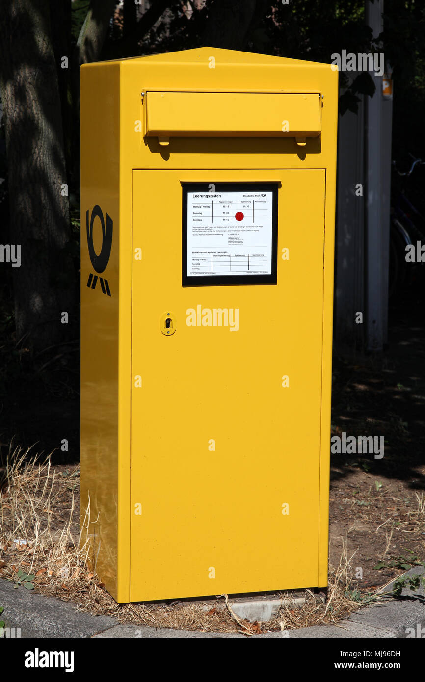 Yellow postbox germany Stockfotos und -bilder Kaufen - Alamy