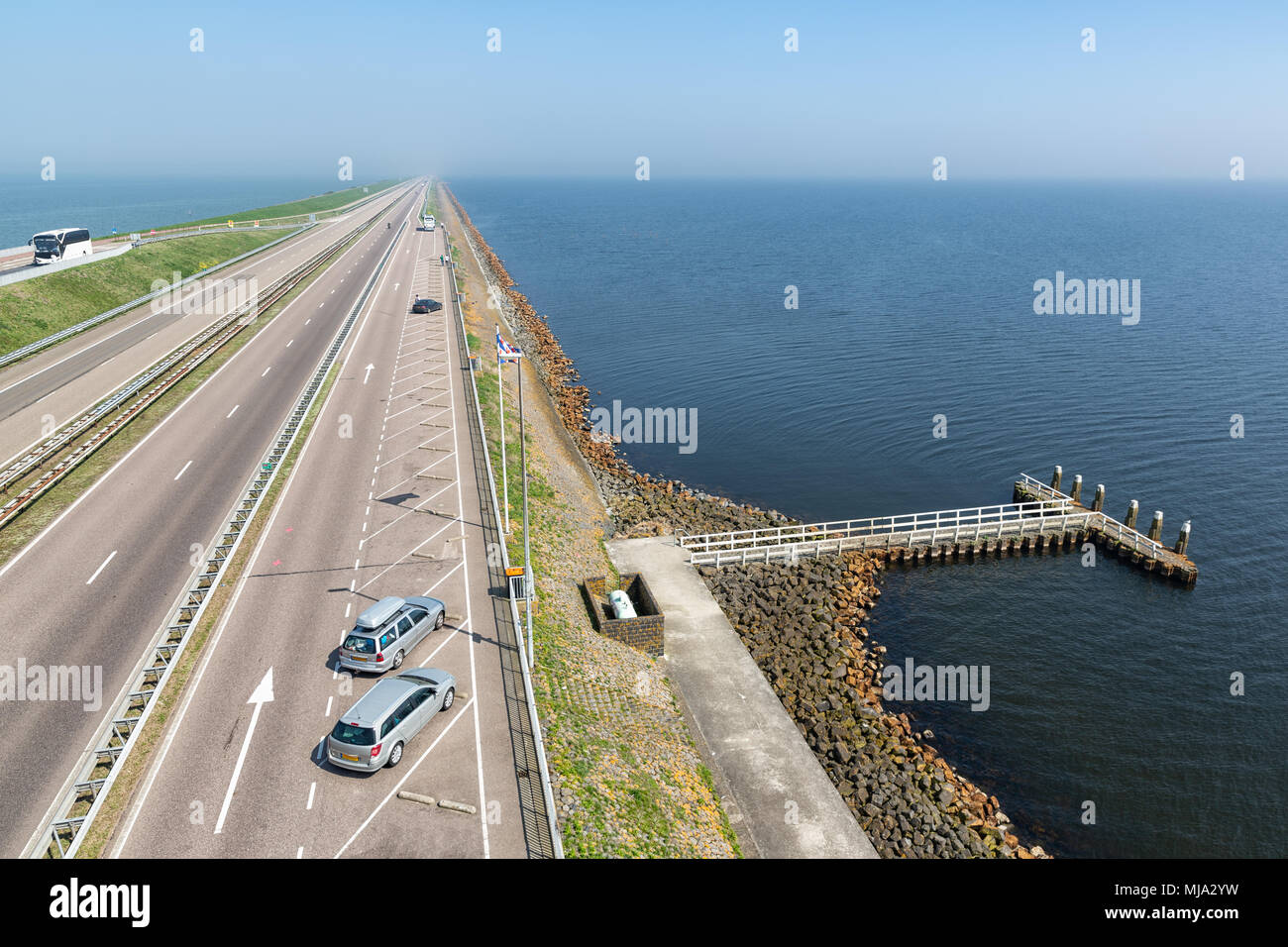 Niederländische Autobahn an den Abschlussdeich. Der Deich ist die ...