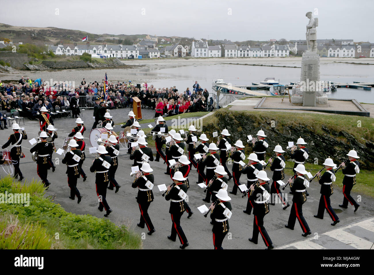 Eine Gedenkstunde findet am Kriegsdenkmal in Port Ellen, Islay, für ...
