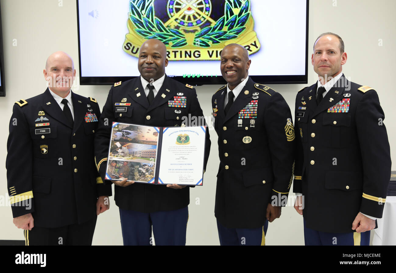 Brig. Gen. Rodney D. Fogg (links), quartermaster General und Kommandant ...