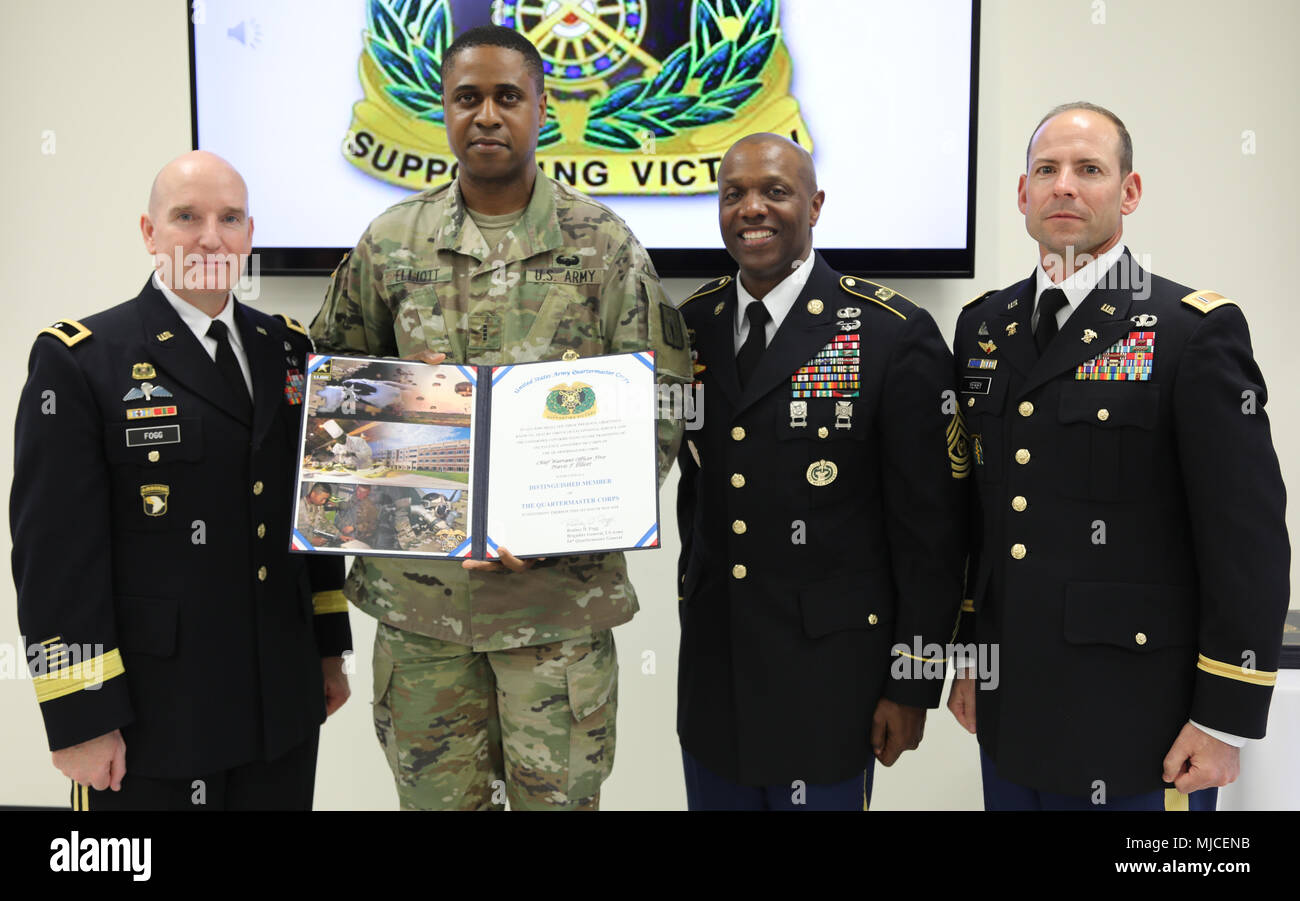 Brig. Gen. Rodney D. Fogg (links), quartermaster General und Kommandant ...