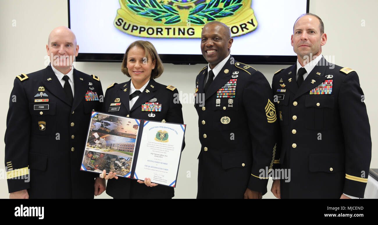 Brig. Gen. Rodney D. Fogg (links), quartermaster General und Kommandant ...