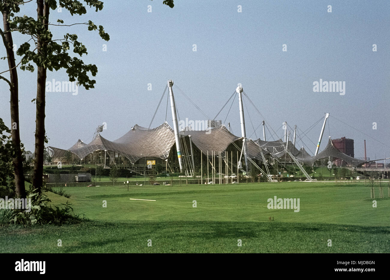 Der Münchner Olympiapark kurz vor der Fertigstellung. Der Olympiapark ...