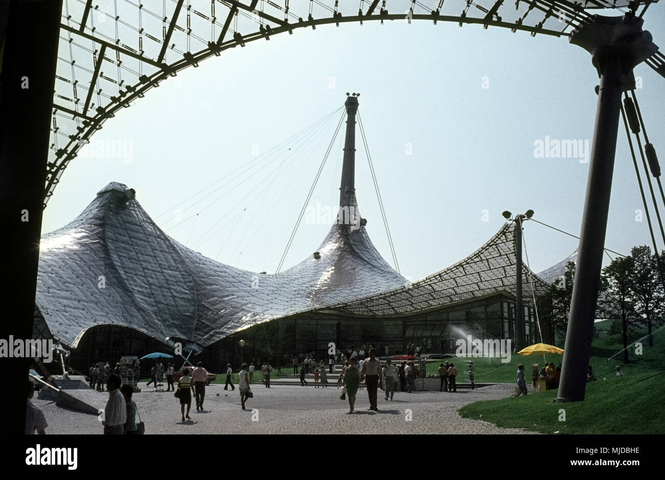 Der Münchner Olympiapark kurz vor der Fertigstellung. Der Olympiapark ...