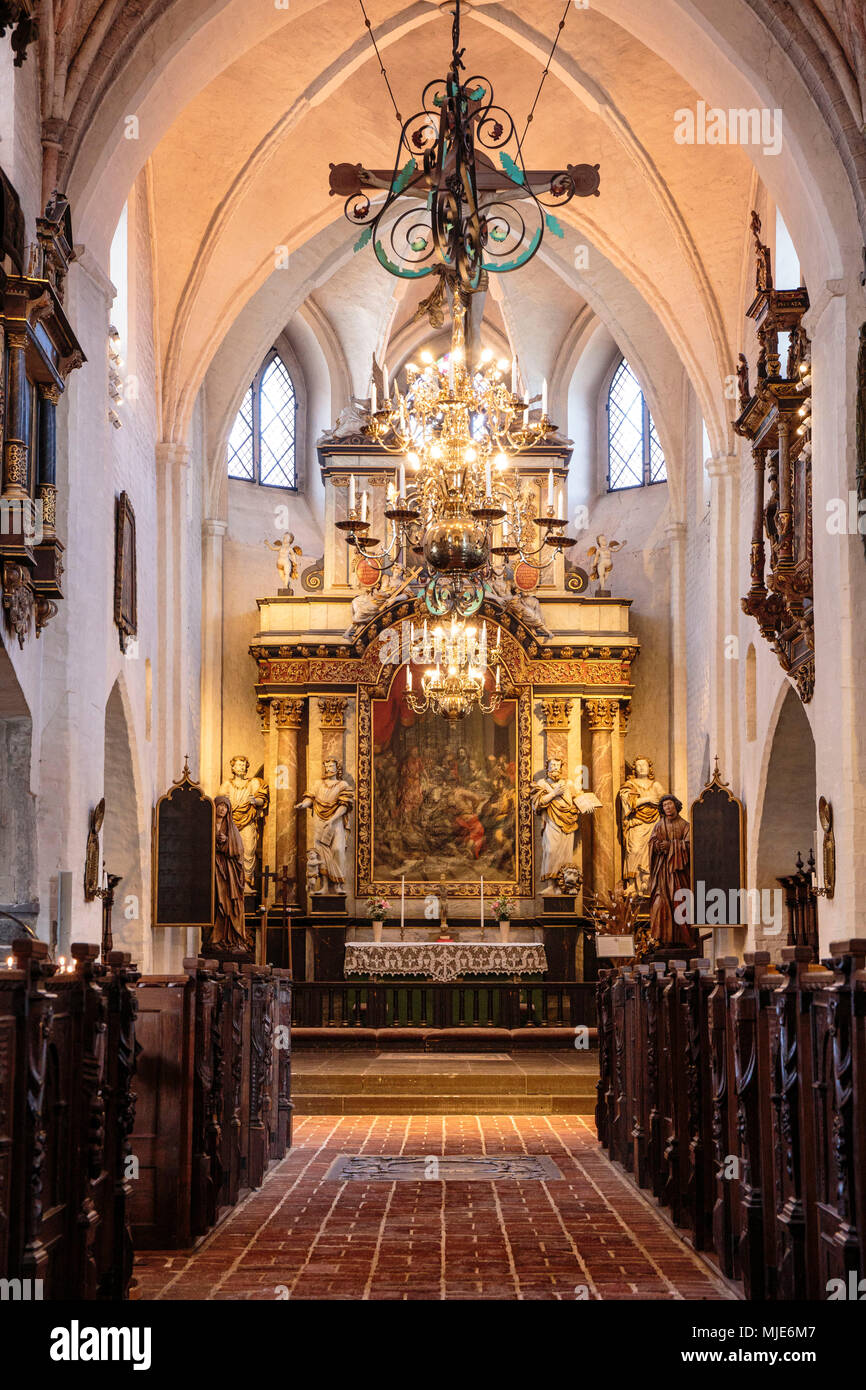Kirchenschiff und Altar der Kirche der Jungfrau Maria/Mariakyrkan ...