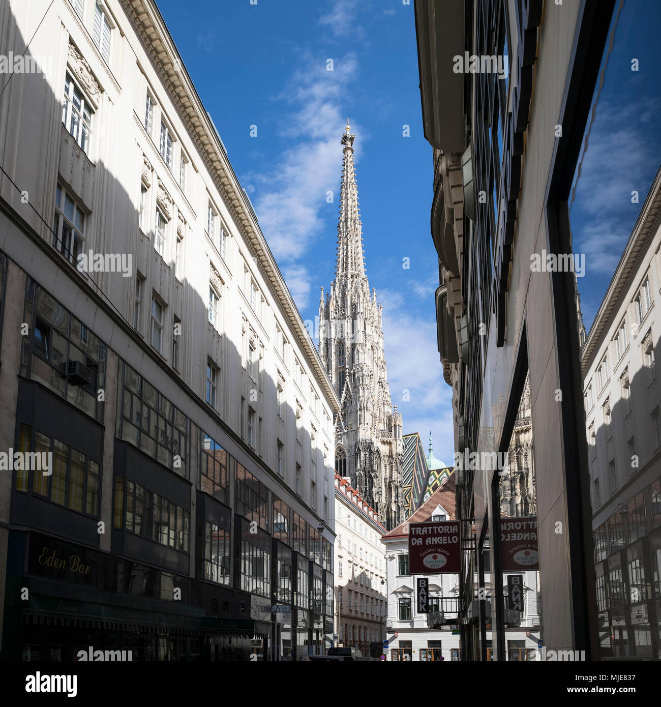 Blick aus einer Gasse auf den Stephansdom in Wien, 1. Bezirk, Innere ...