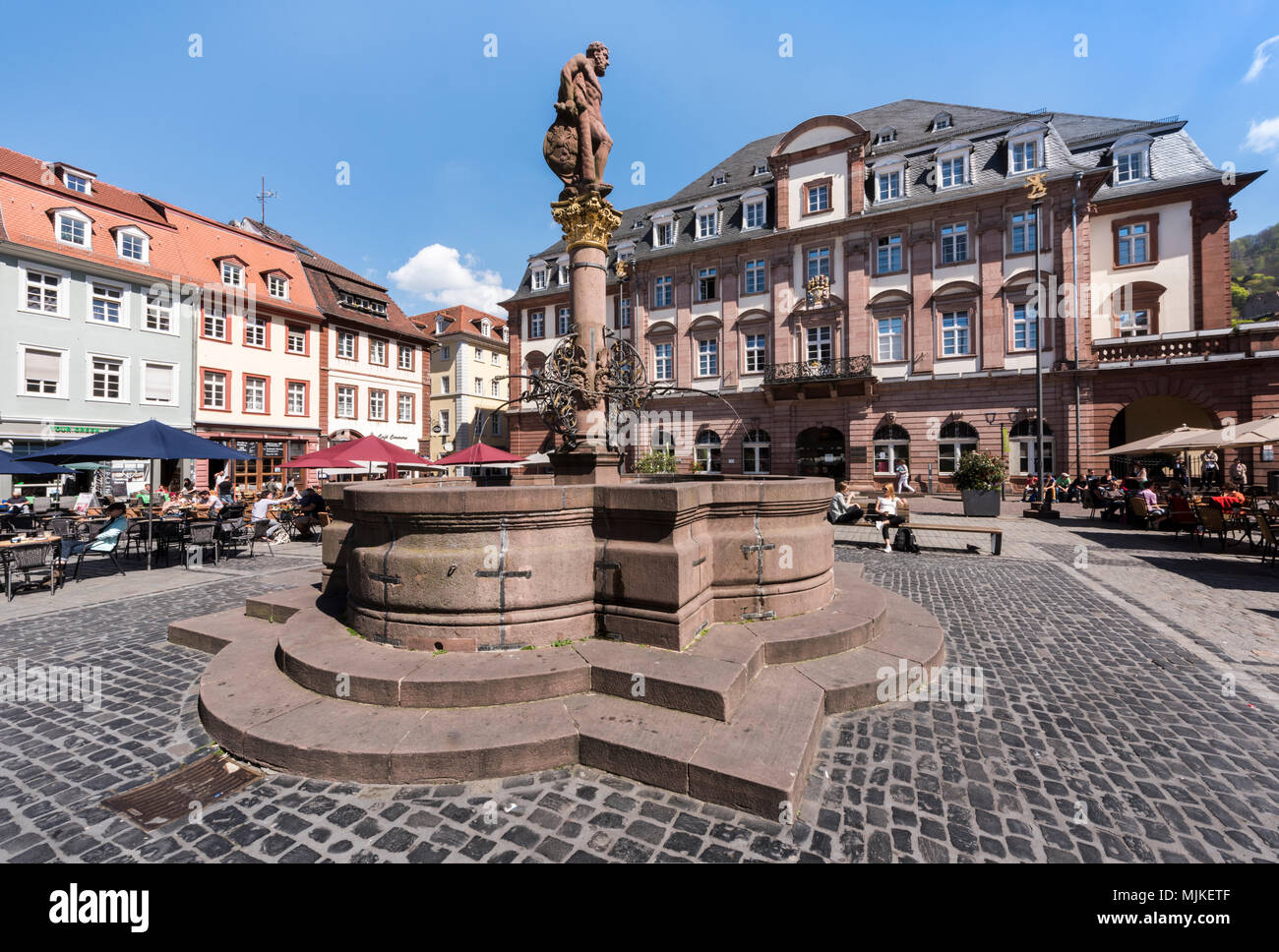 Marktplatz in Heidelberg mit Hercules Brunnen und Rathaus, Deutschland ...