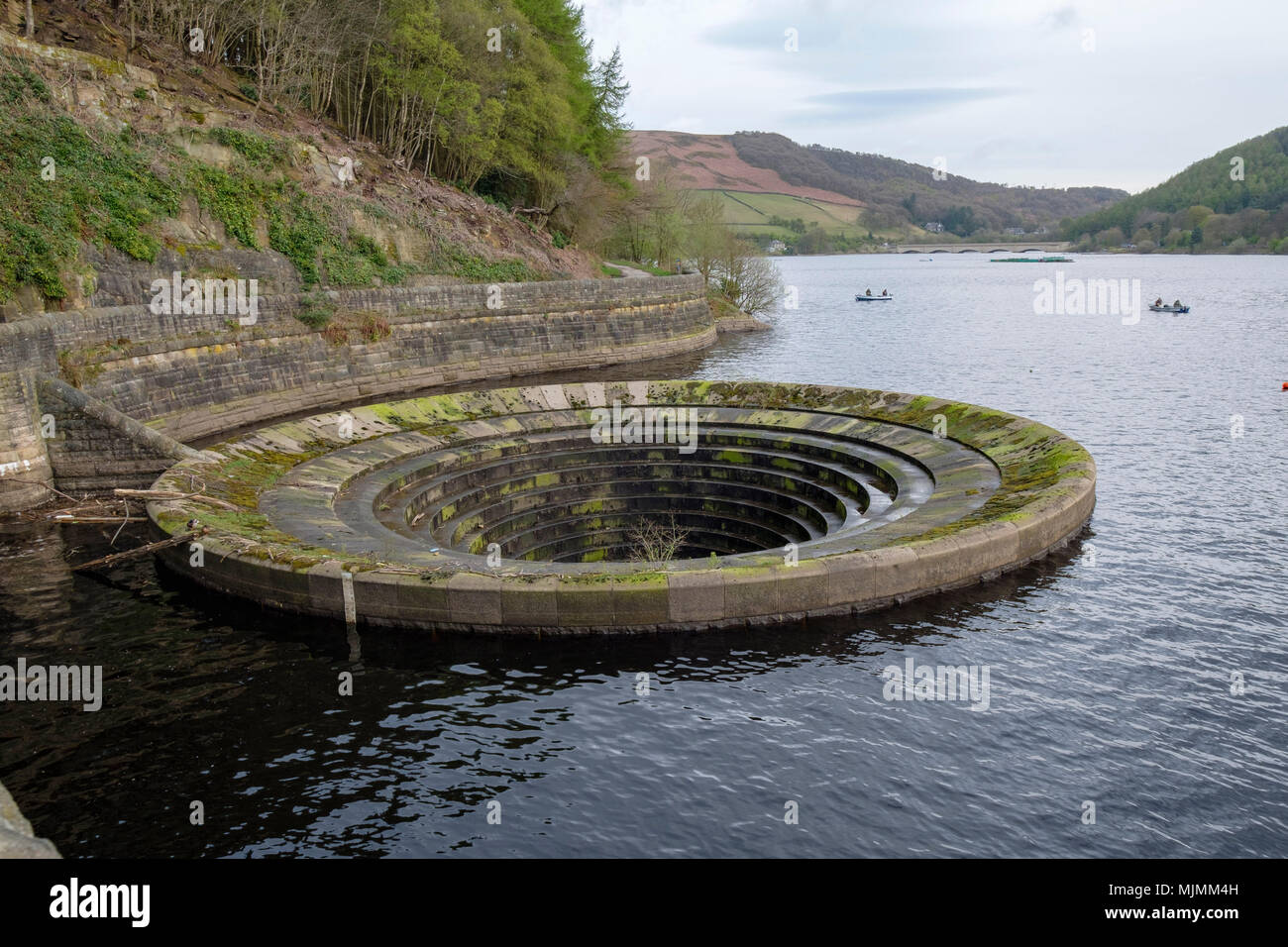 Ladybower reservoir overflow -Fotos und -Bildmaterial in hoher ...