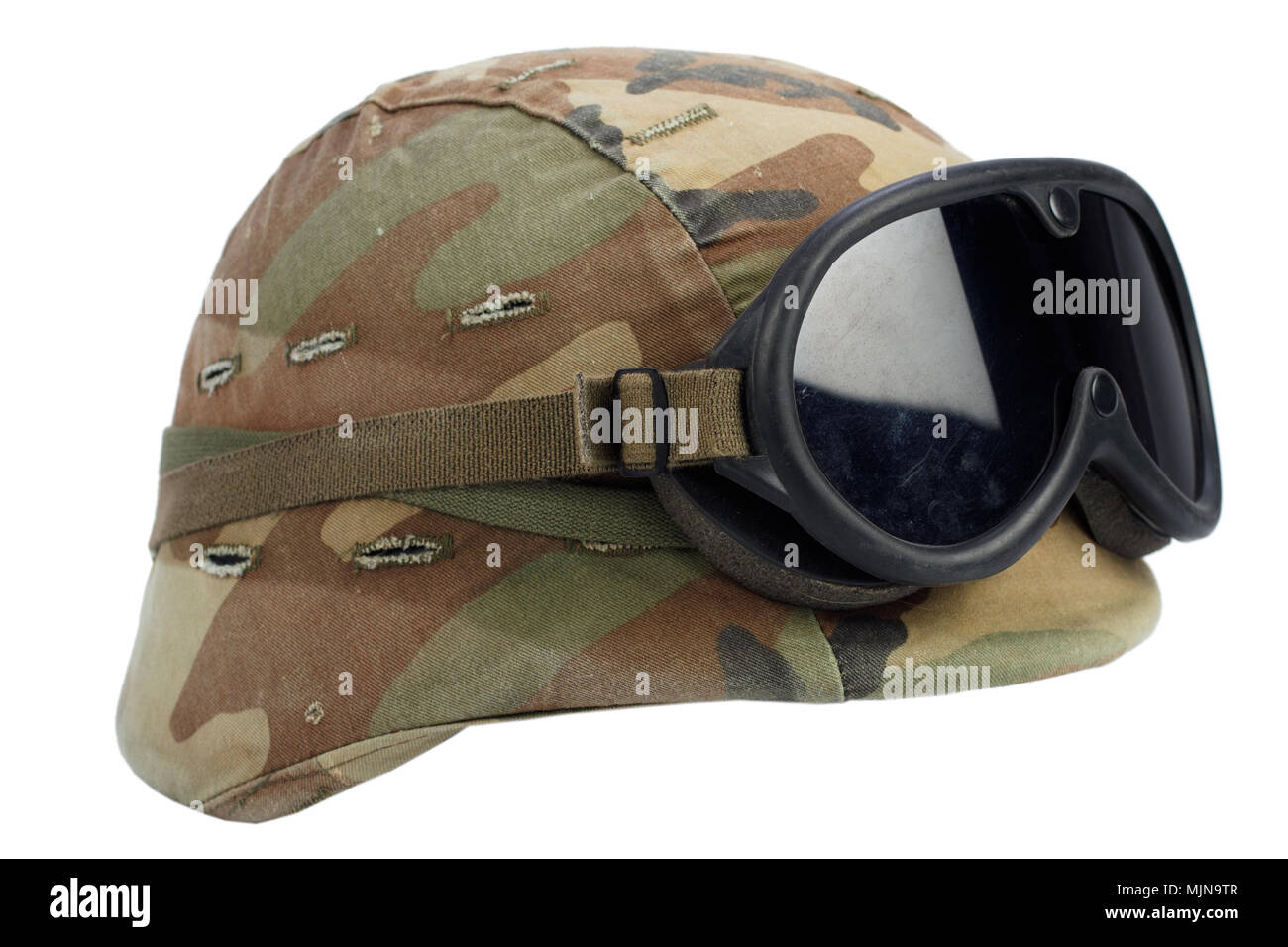 Us army Kevlar Helm mit Brille isoliert auf weißem Stockfotografie - Alamy