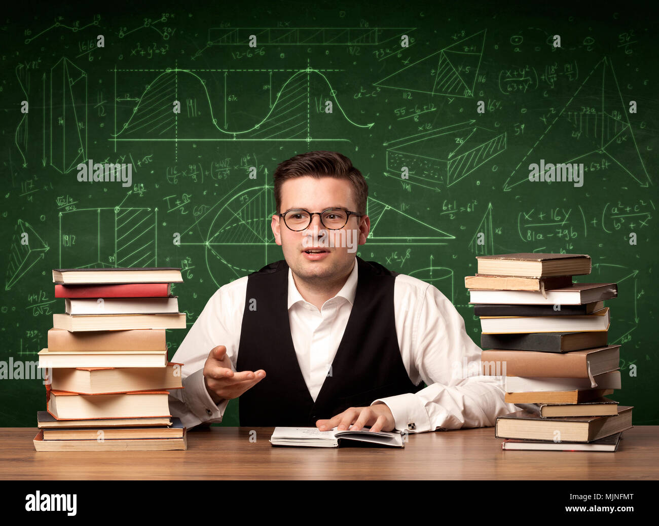 Eine junge leidenschaftliche männliche Lehrer in der Schule ...