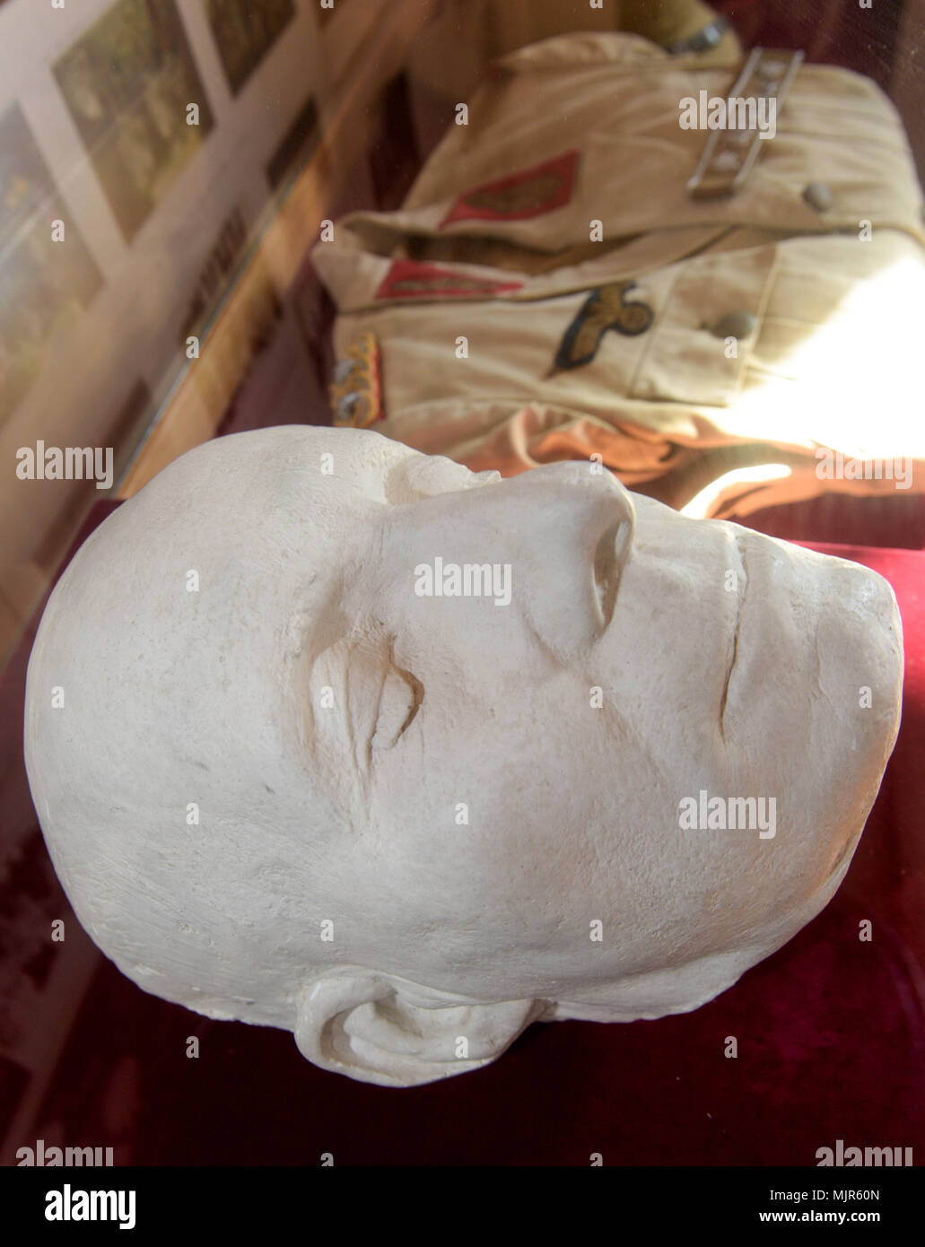 18 April 2018, Deutschland, Herrlingen: Die totenmaske von Erwin Rommel ...