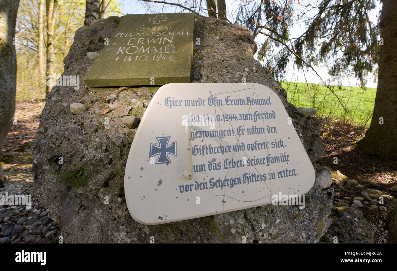 18 April 2018, Deutschland, Herrlingen: ein Stein erinnert an Erwin ...